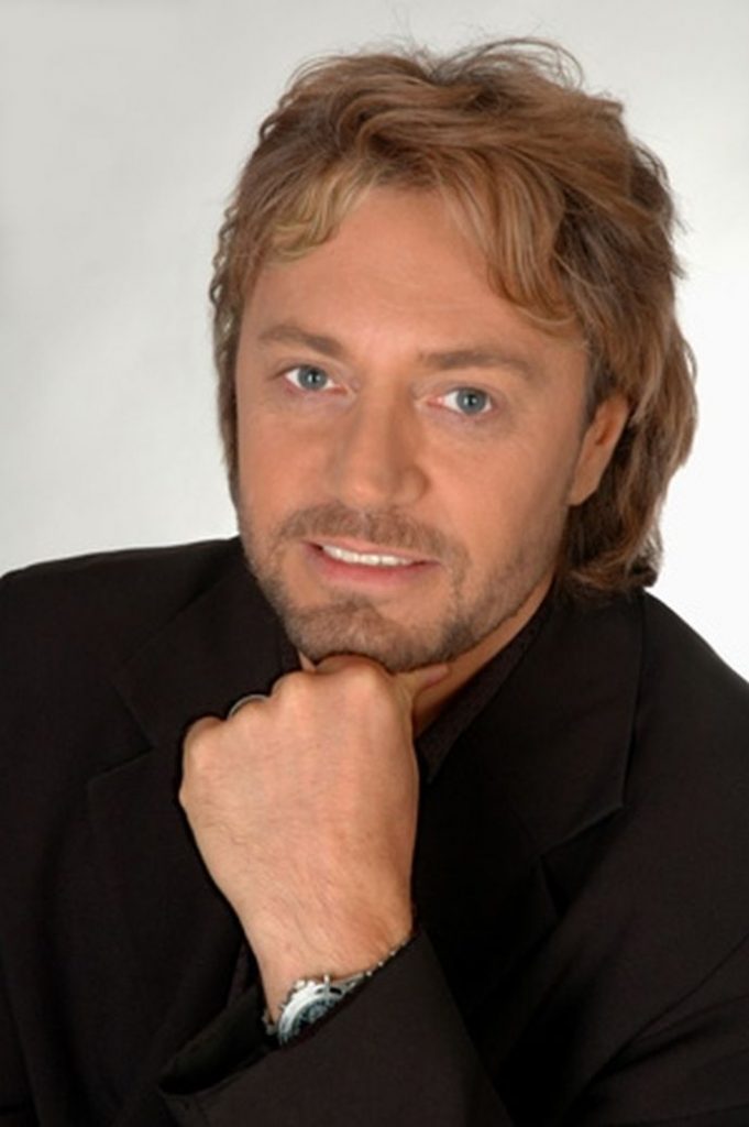 OLIVER SIMON Aus seinem letzten Projekt "Mixed Emotions Reloaded" wurde ...