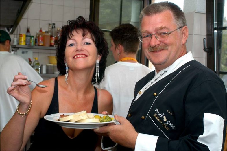 ANGELA NOVOTNY Tapfere Angela Novotny: ihr Musikhotel "Goldener Spatz ...