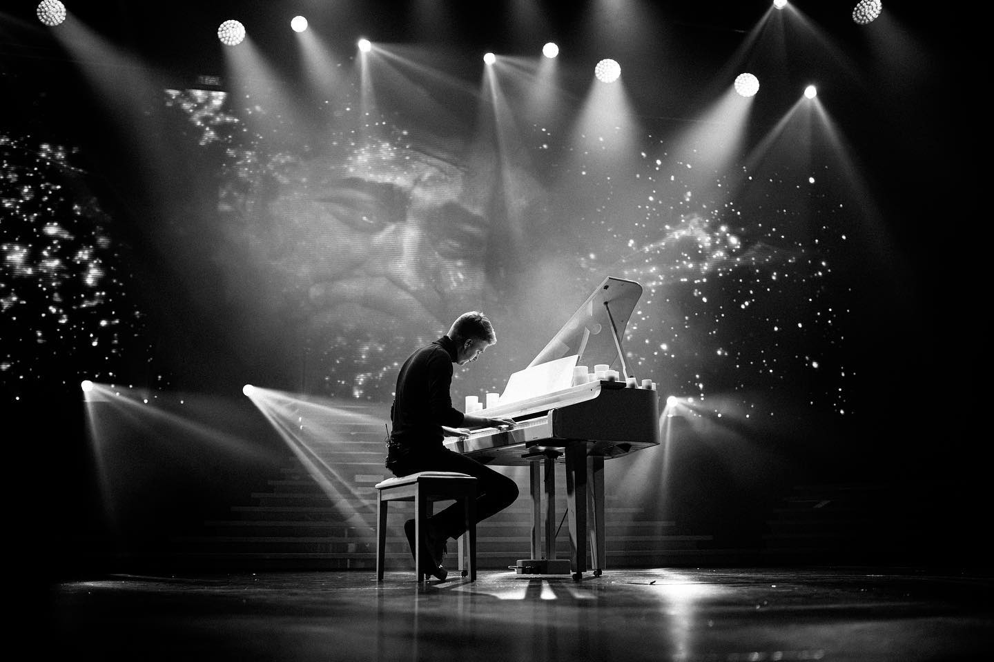 ROBIN LEON Die 1. Ausgabe der „Robin Leon Show“ ist im Kasten! – Smago